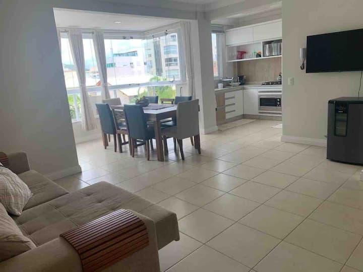 Apartamento Funcional A 230m Da Praia. Completo. - Governador Celso Ramos