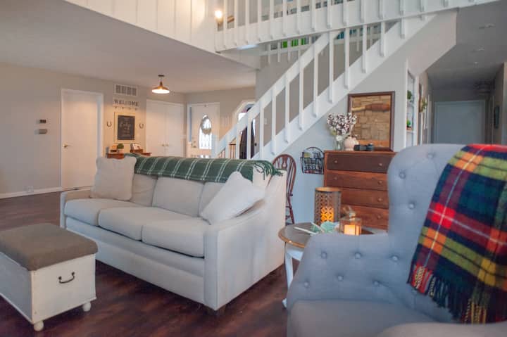 The Lodge At Indiana Ordnance-farmhouse Suite - Connersville, IN