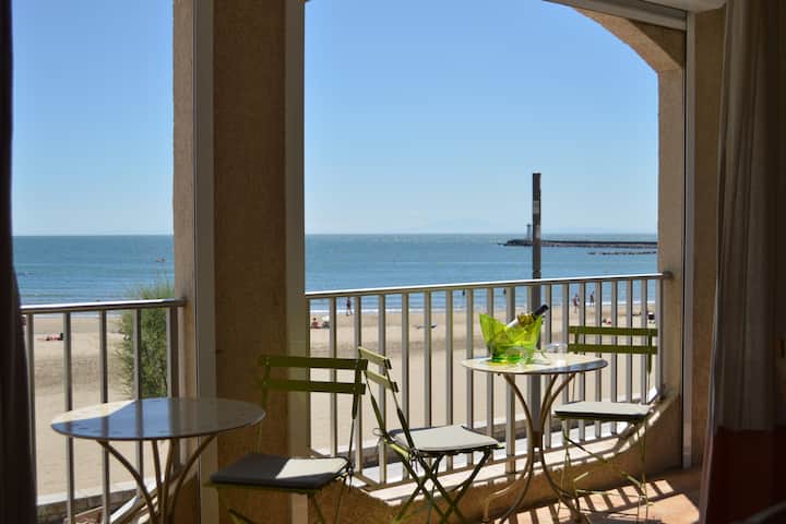 Seafront Apartment With 3 Bedrooms. Sleeps Up To 6 - Vias