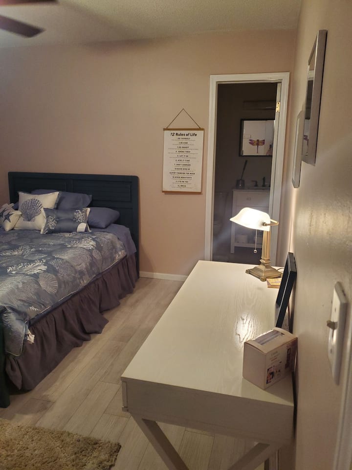 Private Bedroom In Pool Home! - Sebring, FL