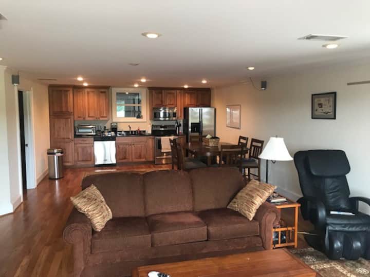 Hangar Apartment - Experiment, GA