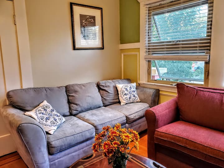 Elmwood ** Distinctive 2-floor Loft Apt - Berkeley, CA