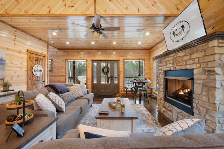 Weekend Escape | Hot Tub, Fire Pit & Games - Broken Bow, OK