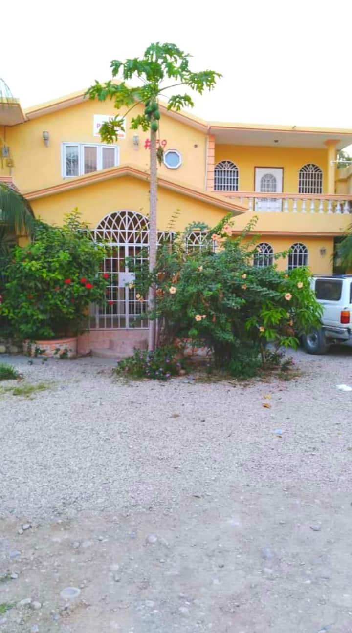 Lovely Home Available With Free Parking - Port-au-Prince