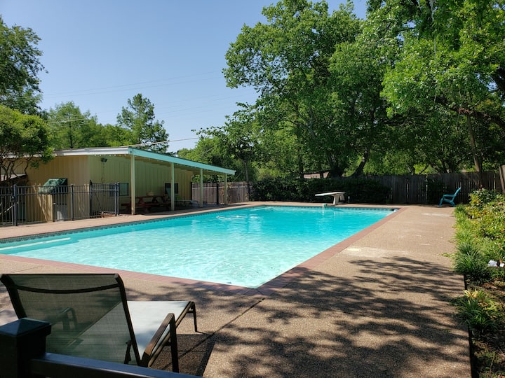 Brook's Retreat: Swimming! Game Room! Staycation! - North Richland Hills, TX