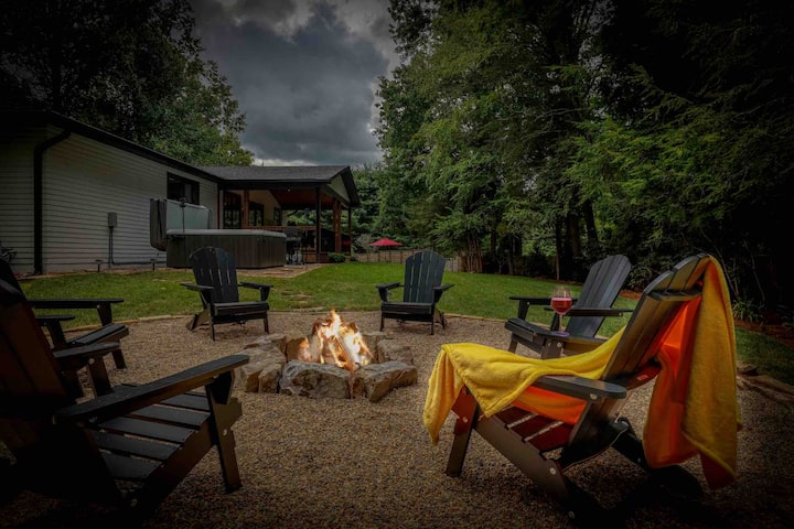 Luxury Farmhouse Living W/ King Suite Sleeps 12 - Hendersonville, NC