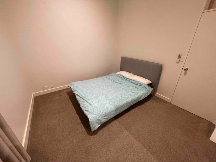 Queen Bedroom - Sydney