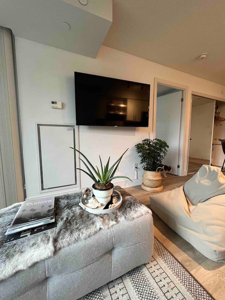 Garden View 1 Bedroom Central Condo - Toronto, ON