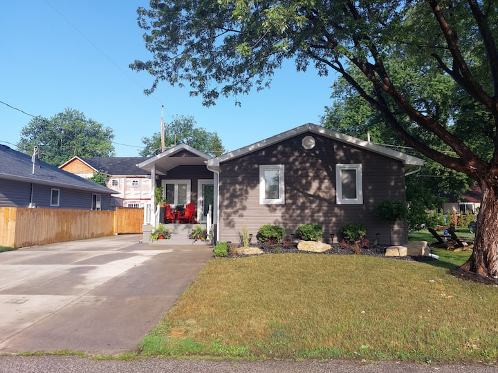 2-bedroom With Hot Tub,200 Steps From The Beach - Amherstburg