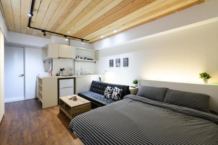 月租5 Min To Mrt Taipei 101 /台北101雙人電梯大套房/獨立陽台/小廚房 - Taipei