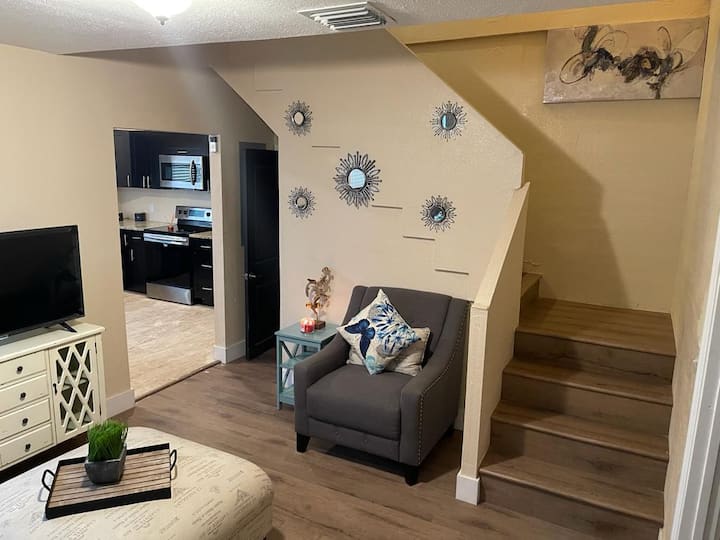 Cozy/ Apartment
Minutes From Rosemary Square - Palm Beach, FL