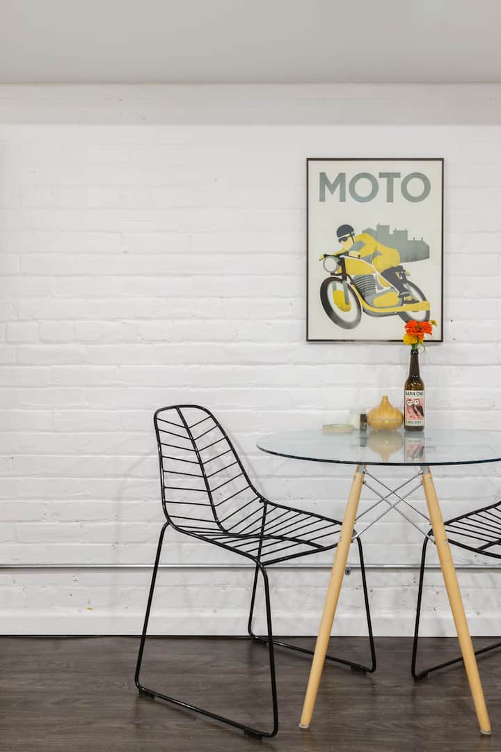 Modern Apartment In Historic Home Near Trinity Bellwoods - Toronto, ON