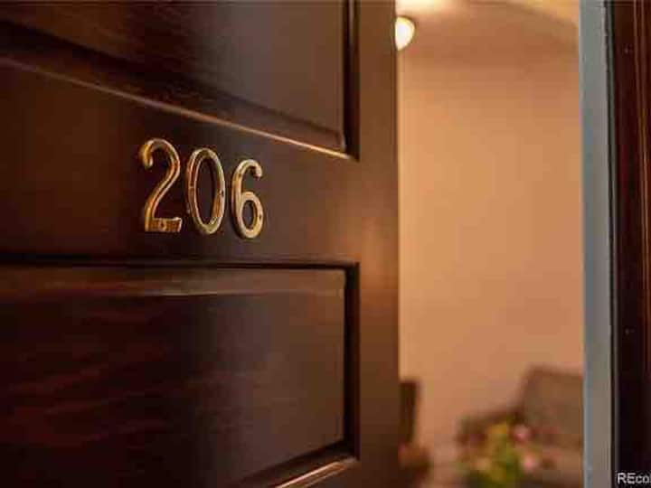 Queen Suite/apt - Historic Palace Hotel - Monthly - Salida, CO