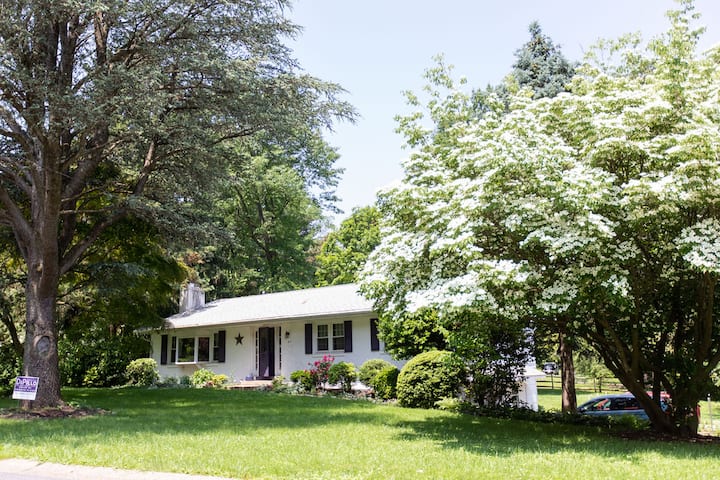 Private Guest Suite: Bdrm, Lr, Bath In Family Home - Media, PA