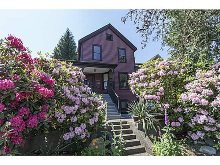 Lovely Heritage Cottage With Loft In 2 Floors - Vancouver