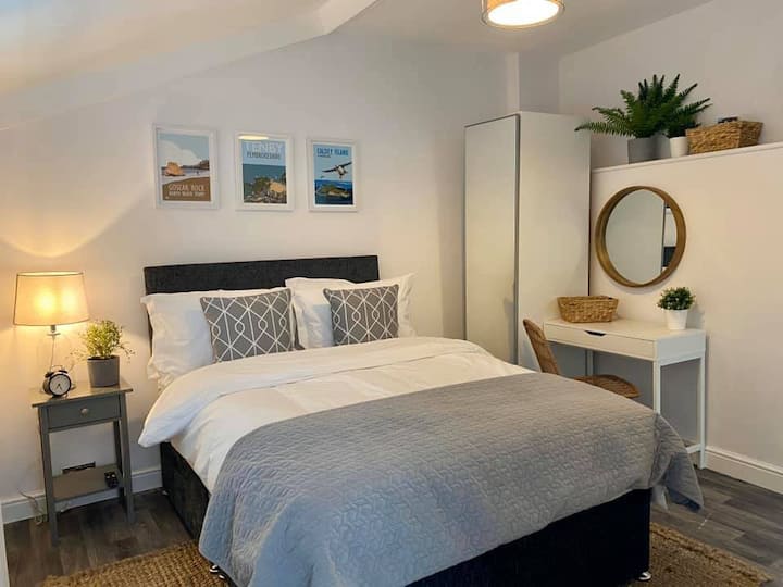 Newly Refurbished One Bedroom Annex - Tenby