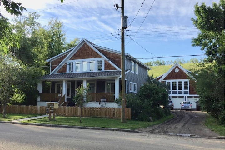 Aldersyde Vacation Rentals & Homes - Alberta, Canada | Airbnb