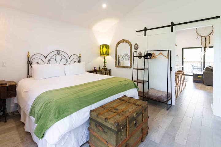 Family Friendly Cabin, Pool , Sauna & Playground - Prince Edward