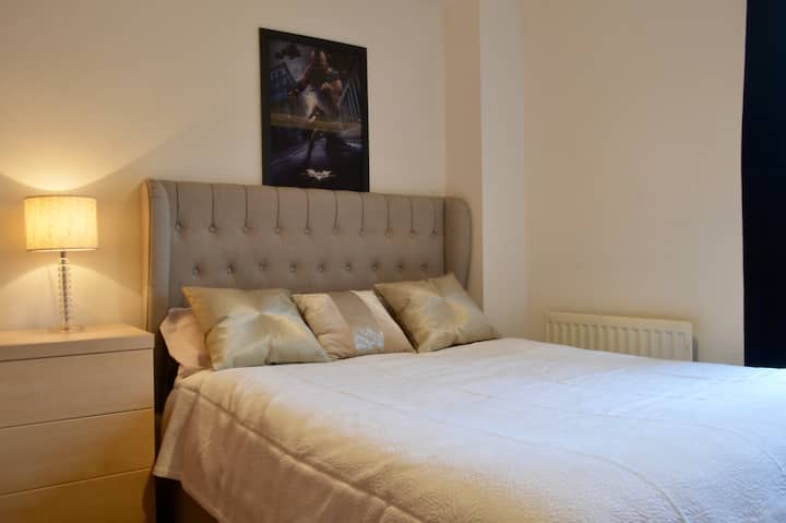 Modern City Centre Flat & Free Parking - Sleeps 4 - Edinburgh