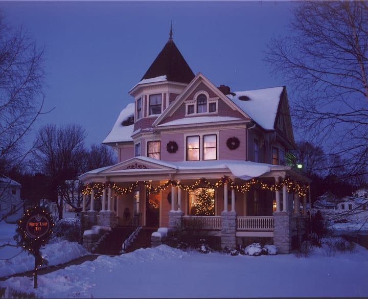 Room 7: Garden View (Garden House) - White Lace Inn - Sturgeon Bay, WI