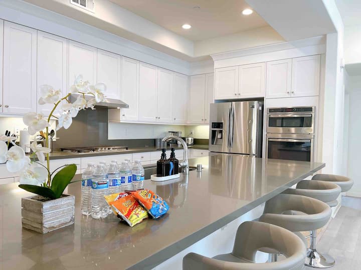 Torrance Large Spacious House - Torrance, CA