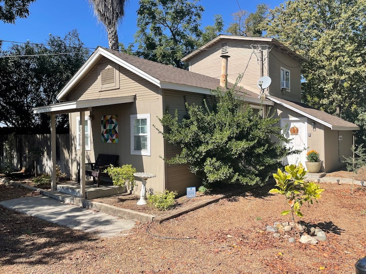 Lovely, Light Filled, One Bedroom Home. - Turlock, CA