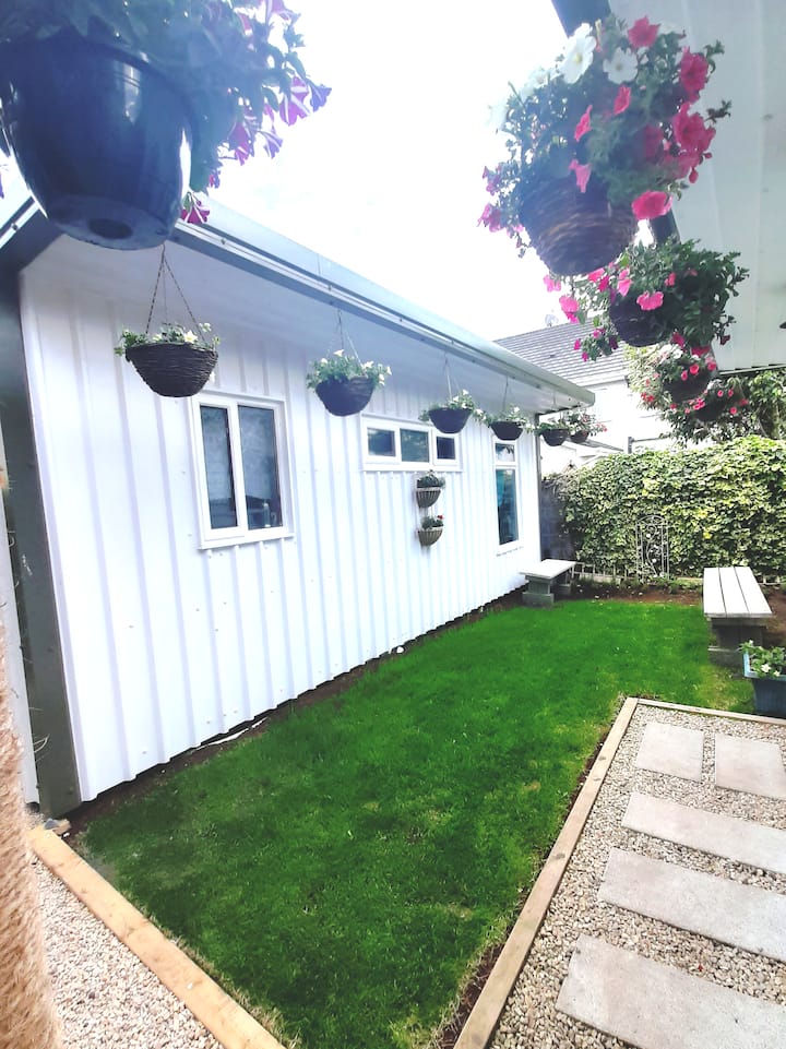 Floral Garden Room No 2, Oranmore - Claregalway