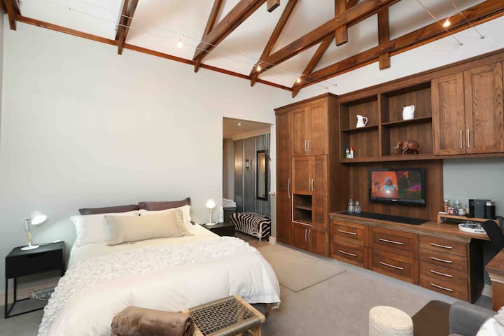Kingswood Oppi-dam Studio Suite - George
