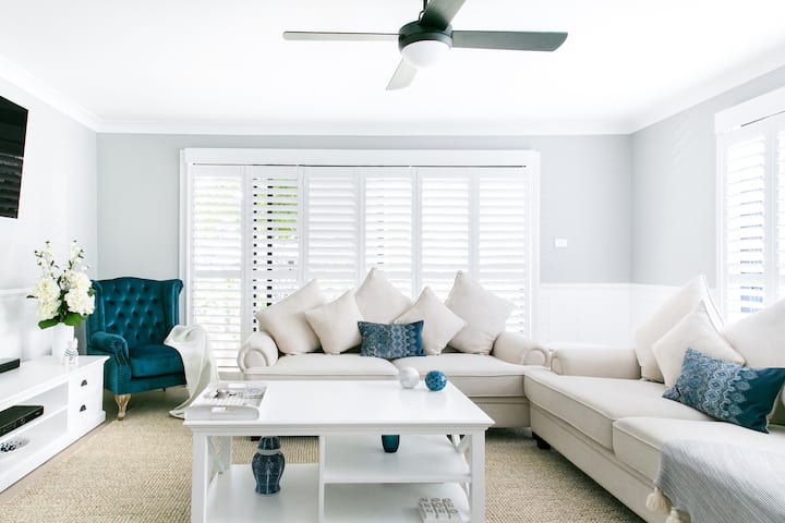 Siesta Beach Lodge. Luxury Executive Relocations. - Gold Coast