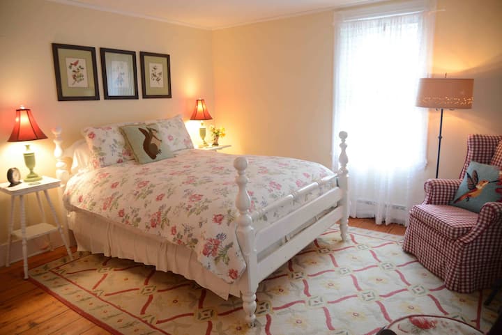 Sparrow's & Sylvia's Rooms In The Phoenicia Belle. - Phoenicia, NY
