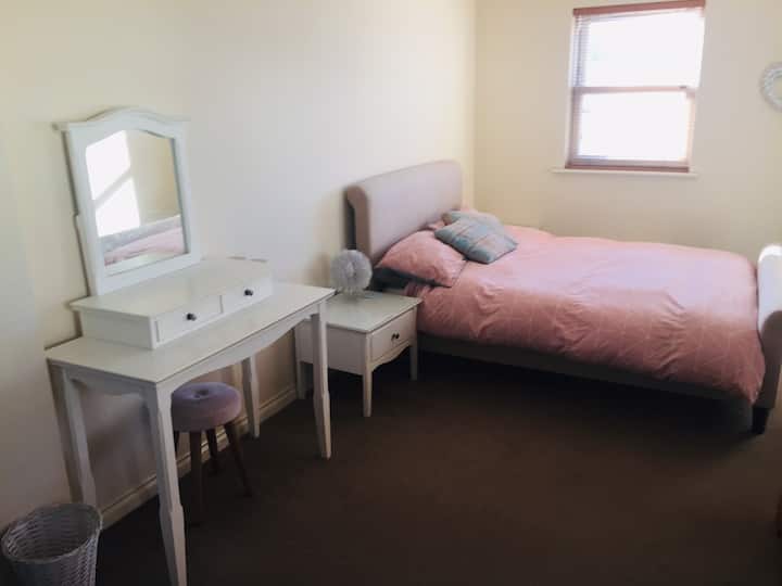 1 Bed Flat, With Parking, Close To Racecourse! - Cheltenham