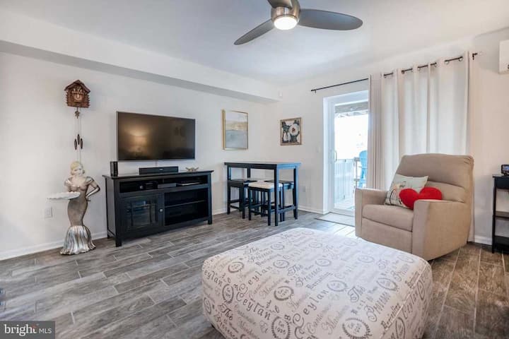 Canal Front Condo 2 Blocks 2 Beach & Park Sleeps 4 - Ocean City, MD
