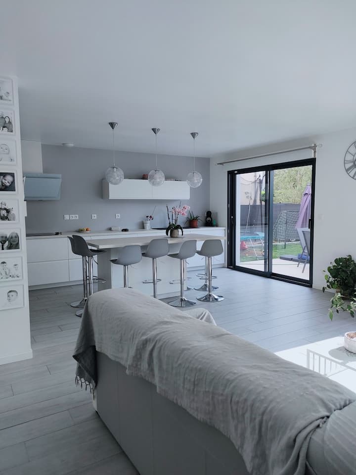 Maison Récente Avec 3 Chambres Et Jardin - Linas