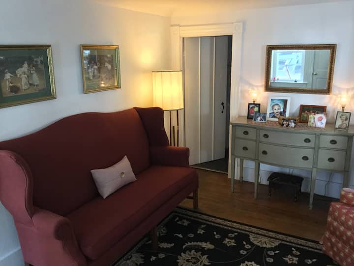 Comfortable Living In 1870's House! - 레녹스