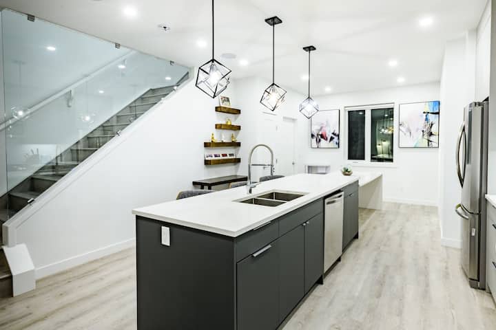 New Townhouse Perfect For Your Stay! - Calgary
