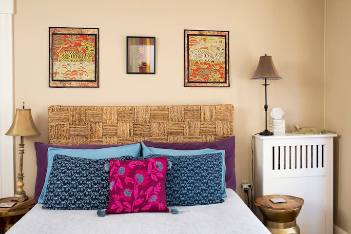 Tibet House, Beautiful 4 Room Private Apartment - Northampton, MA