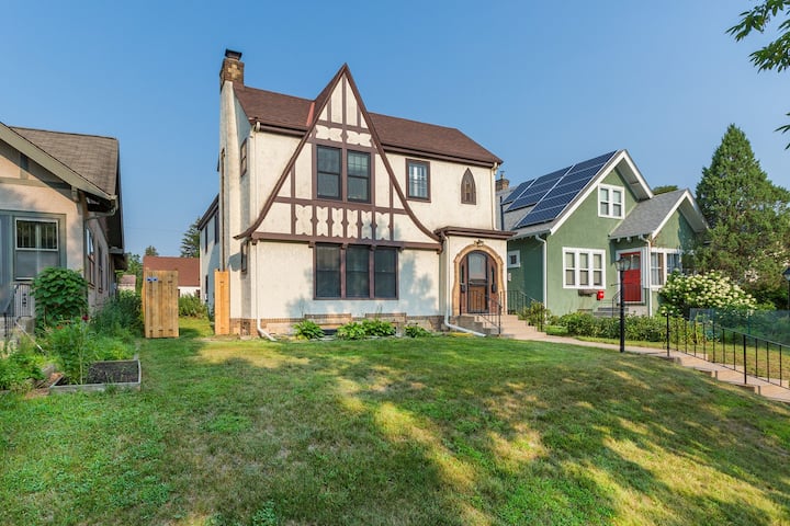 English Tudor Private Duplex, Close 2 Everything! - 미니애폴리스
