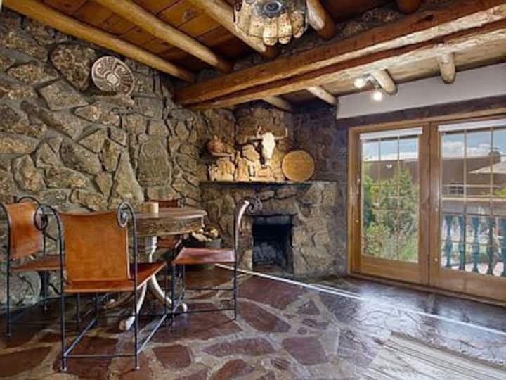 Santa Fe Rustic Charm, Walk To Canyon Rd! - Santa Fe, NM
