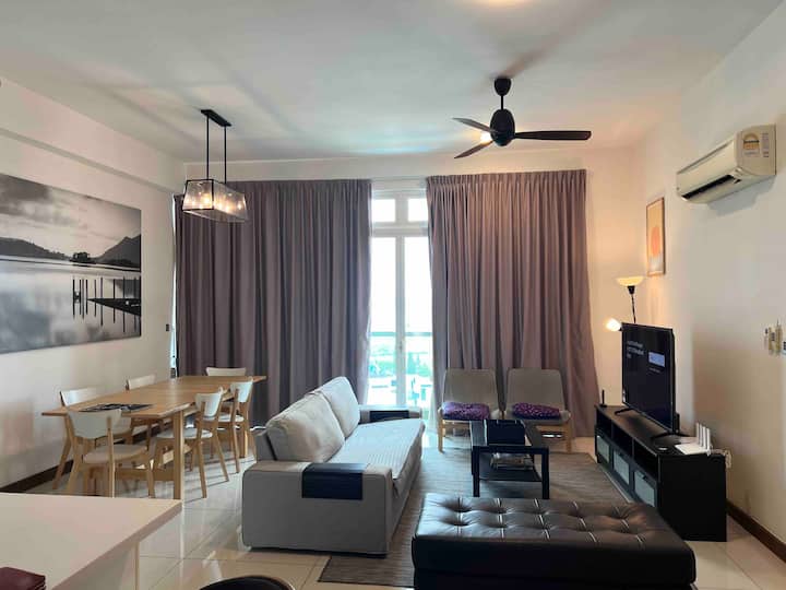Seaview Balcony Family4rm 8pax
@Paragon Residences - 新山