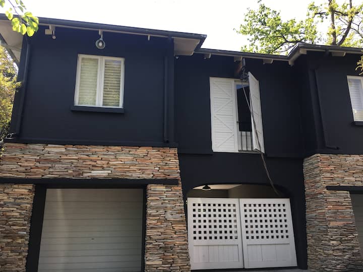Upmarket Parktown North Garden Apartment - Johannesburg