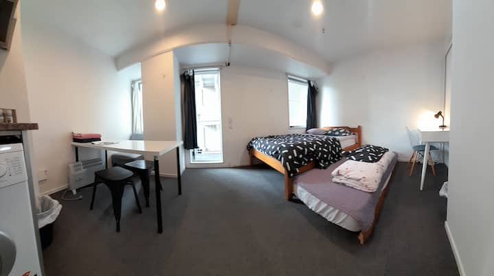 Economy In Cbd For 3 - Auckland