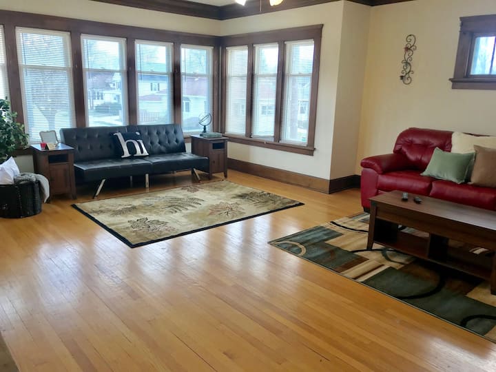 Spectacular! Pro Cleaned, Self Check In Sleeps 8 - Wisconsin