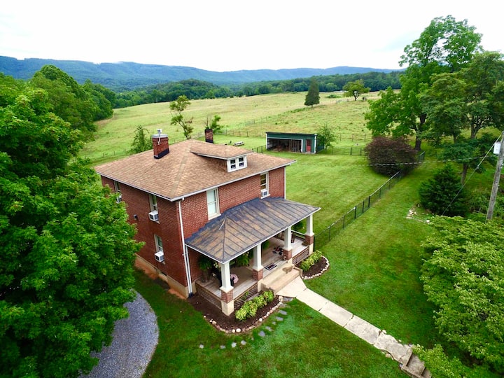 Hot Tub* Mountain View* King Bed* Fall Colors*farm - Blue Ridge, VA