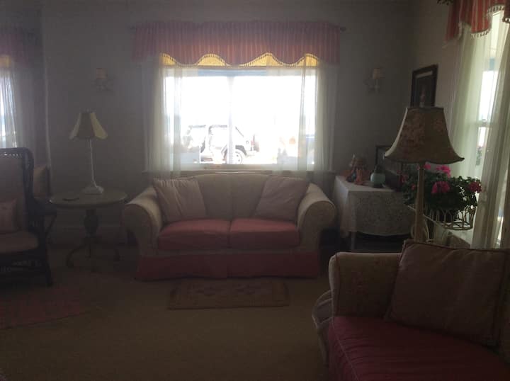 10 Steps To The Beach/sleeps 4! - York