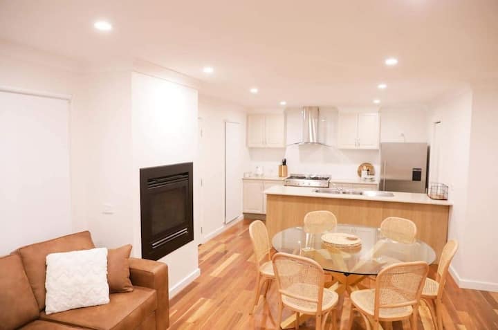New Beach Villa/ 6 Person Jacuzzi & Gas Wood-fire - Portarlington
