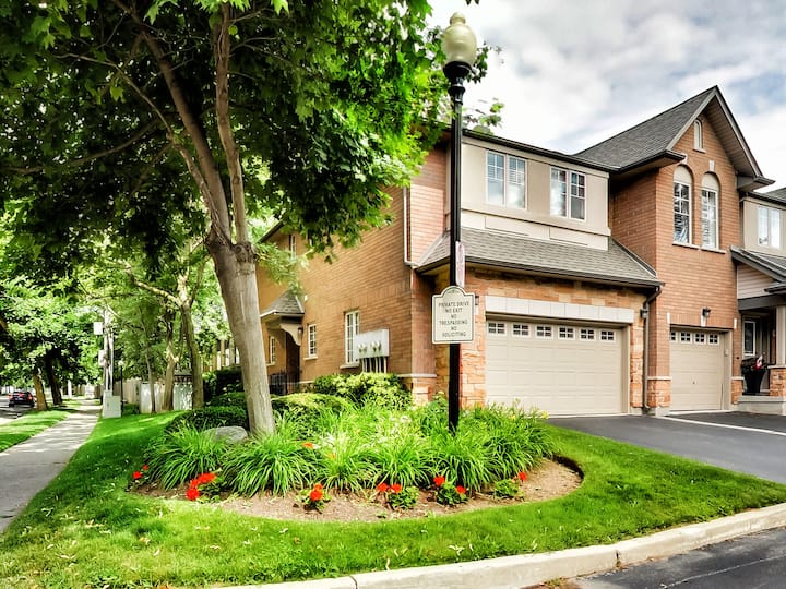 Executive Townhouse Near The Water - Burlington