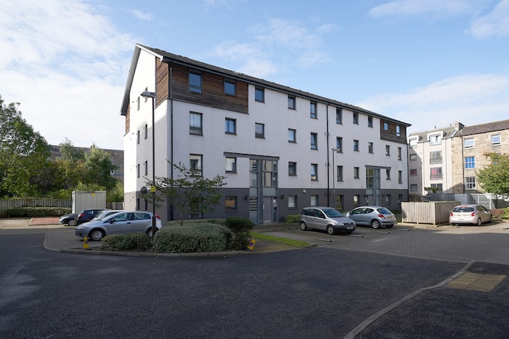 Gorgeous 2 Bed, 2 Bath + Private Residents Parking - Edinburgh
