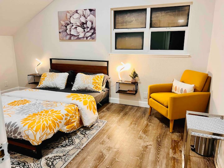 Vibrant Downtown Escape + Shared Bath - Livermore