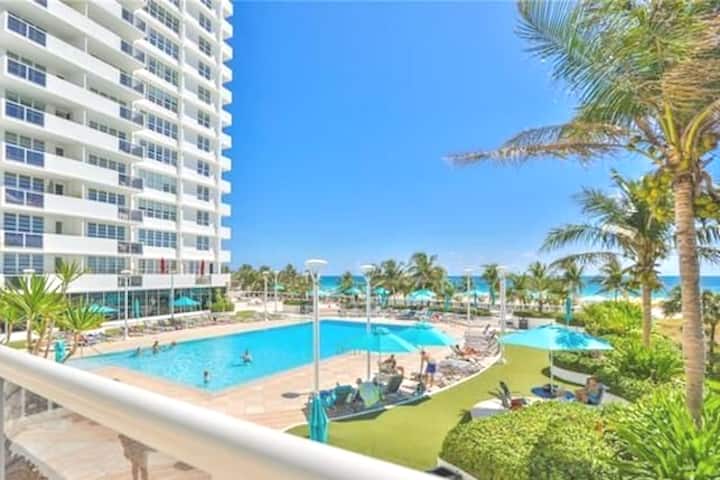 Decoplage Overlooking The Beach Of South Beach. - Miami Beach, FL