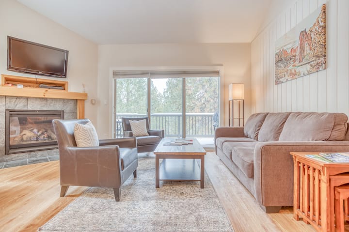 Resort Living, 2 Bedroom Condo With Balcony Views, Community Pool And Hot Tub! - Bend, OR